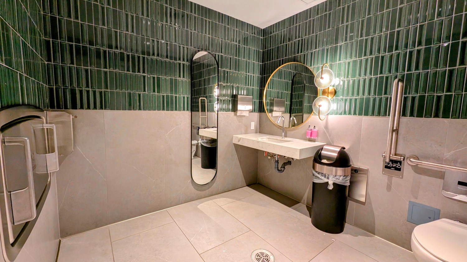 Lounge Review: New Plaza Premium Lounge YVR International Departures ...