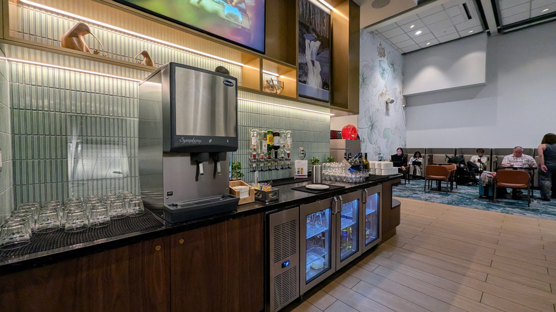 Lounge Review: New Plaza Premium Lounge YVR International Departures ...