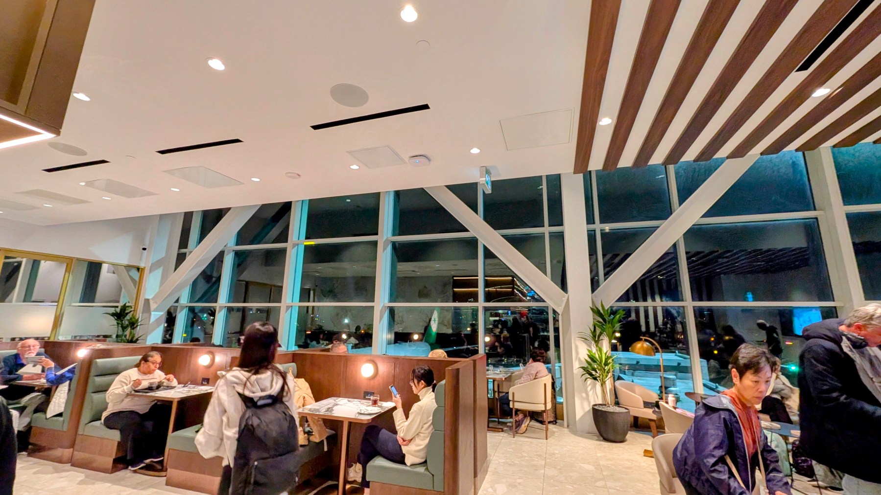 Lounge Review: New Plaza Premium Lounge YVR International Departures ...
