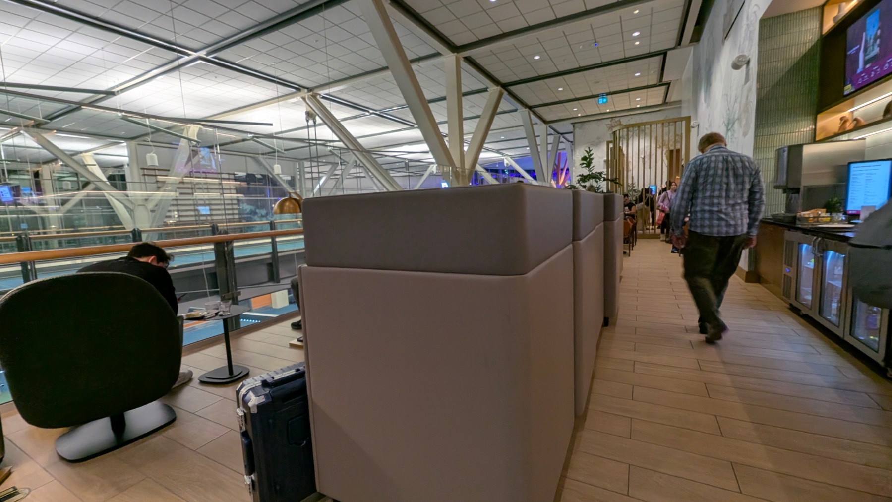 Lounge Review: New Plaza Premium Lounge YVR International Departures ...