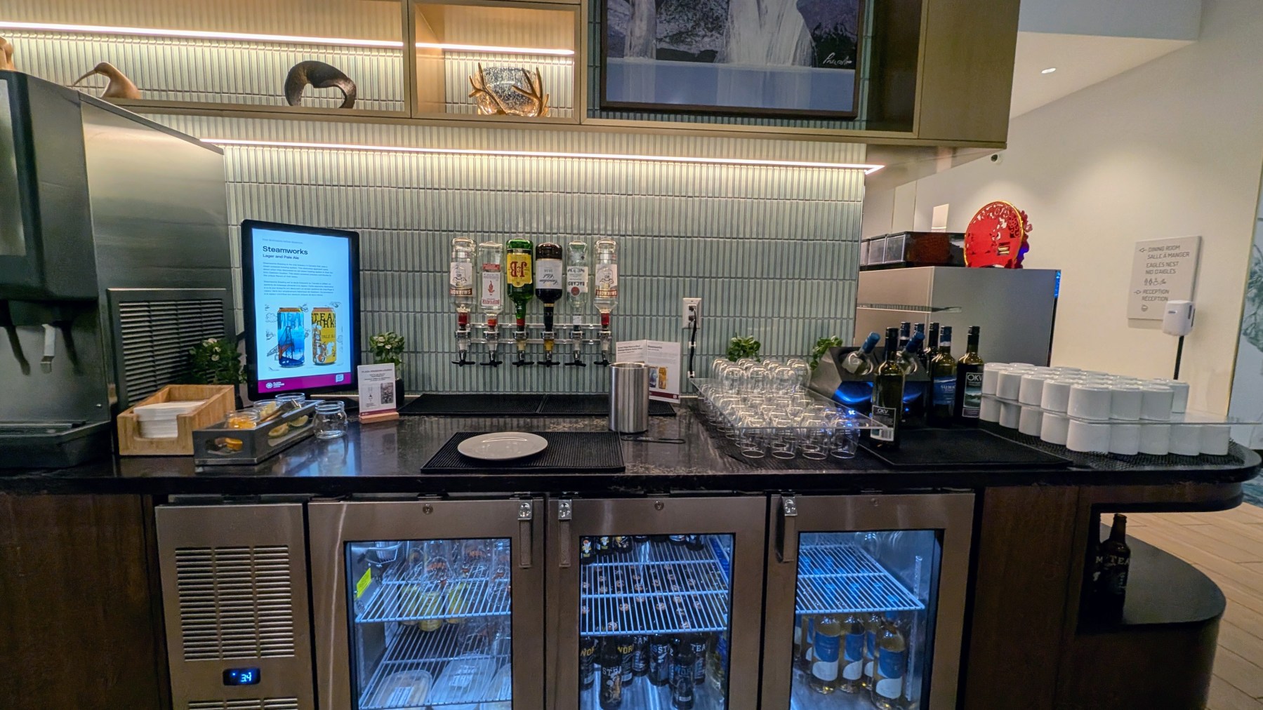 Lounge Review: New Plaza Premium Lounge YVR International Departures ...